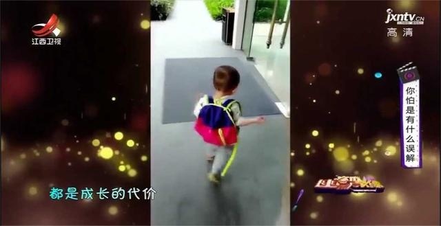 宝宝撞到玻璃门后,以为旁边也是玻璃门,不料摔倒在地上