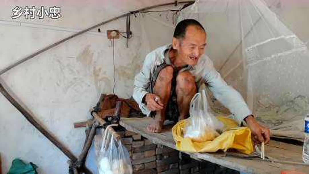 农村71岁大爷这段时间一直在家缝蚊帐,看看大爷的针线活怎么样