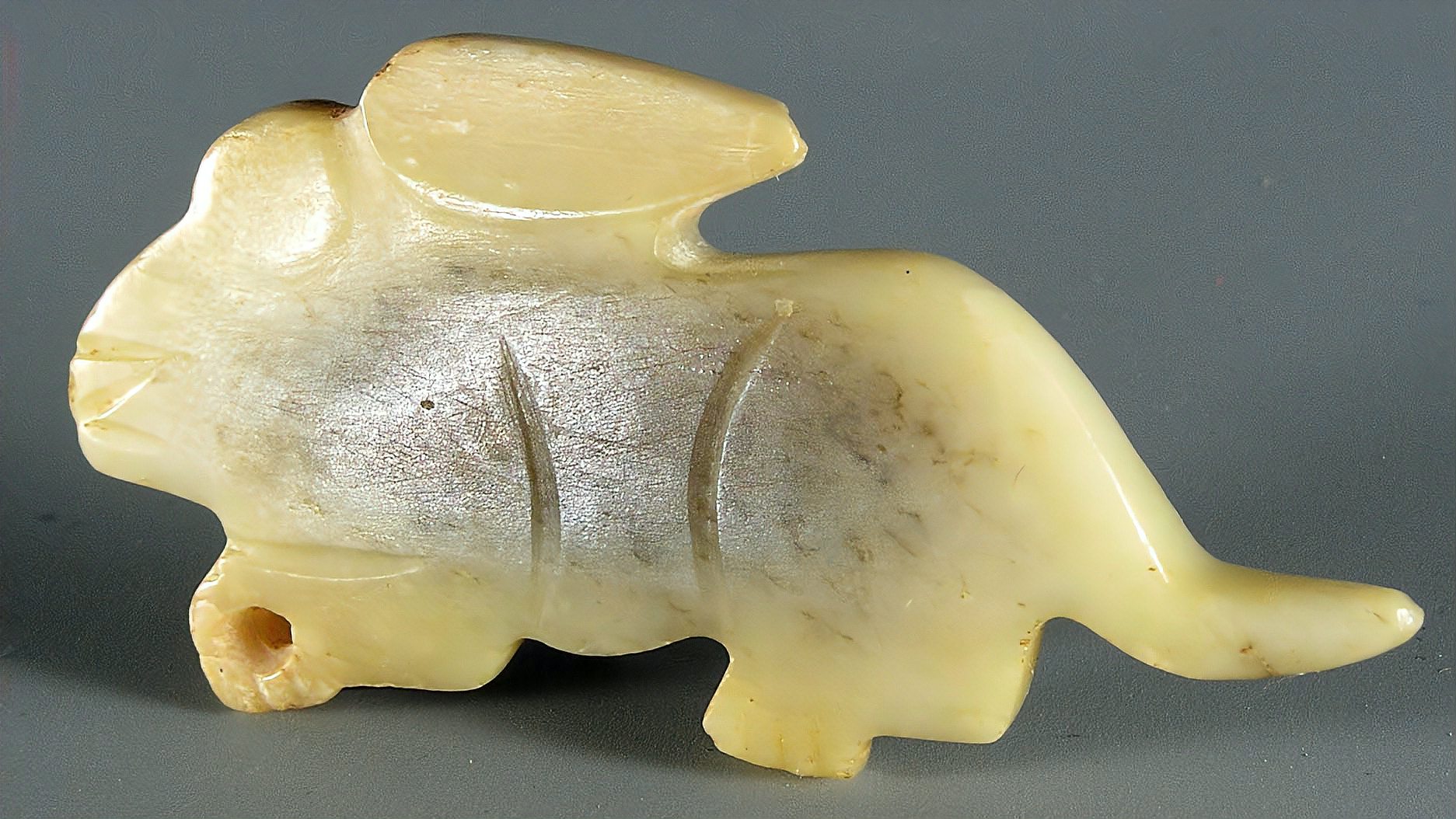 60倍放大,看看真品高古玉的钻孔真相,是区别仿品钻孔的重要依据