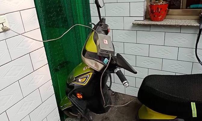 电动车充电先插电源还是充电口?做错这一步,电瓶可能更不耐用