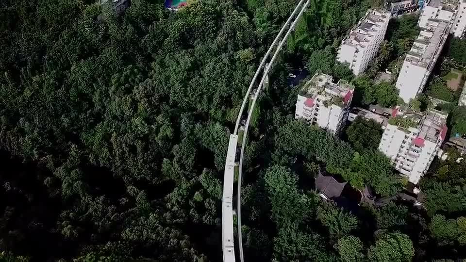 空中视觉俯瞰穿林而来的重庆轻轨