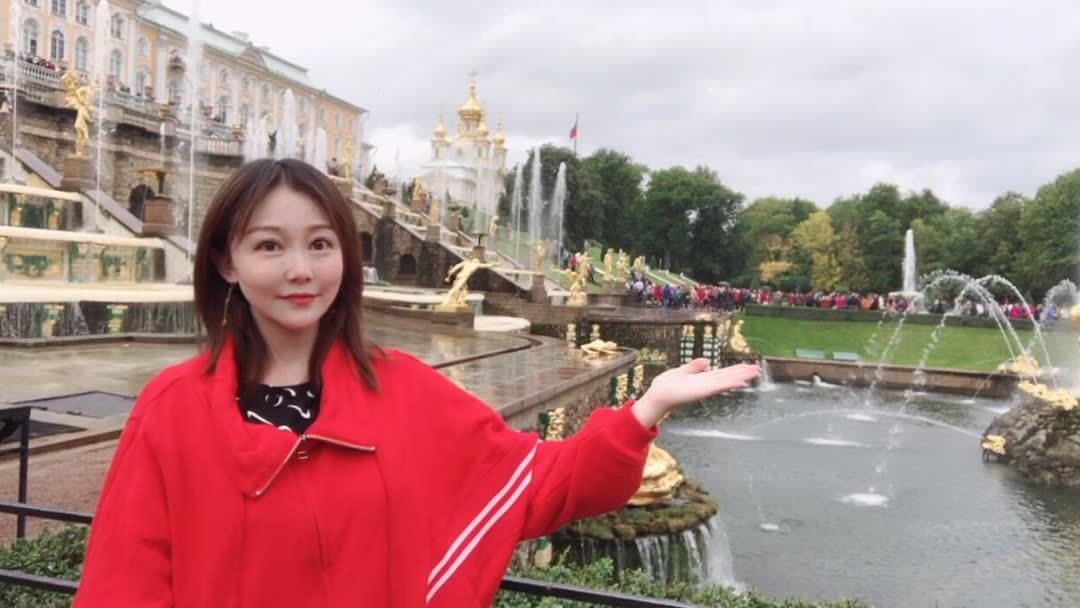 圣彼得堡夏宫很漂亮,64个喷泉和37座金雕塑,让人看得目不暇接