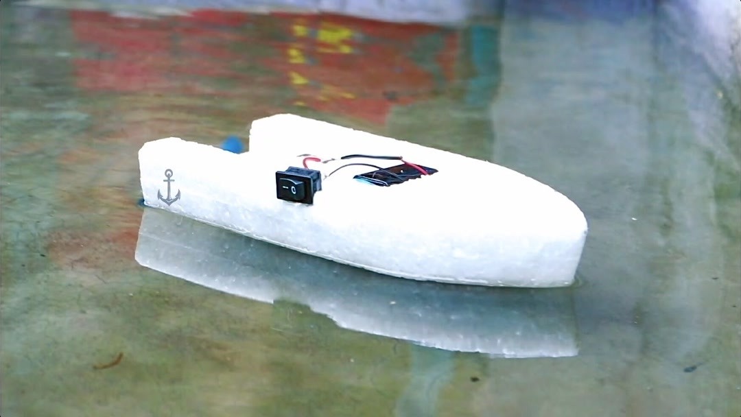 DIY实验室:如何在家里做一个简单的电动船玩具!