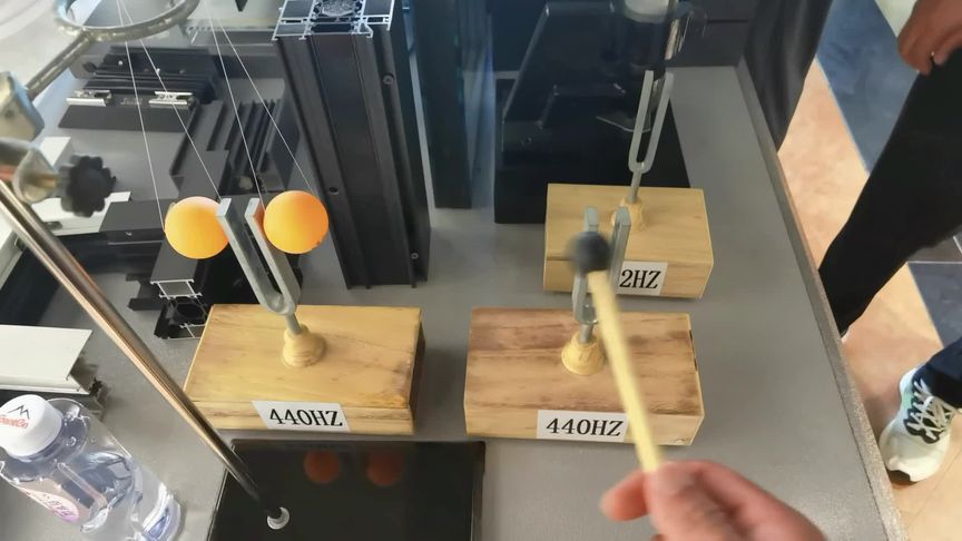 #声音 是由物体振动产生的声波。这个小实验说明了什么?它跟