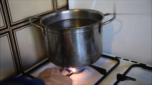 一盆热水一个马桶塞修复车门凹陷 省下一箱油钱