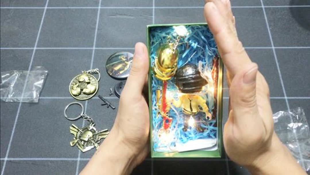 吃鸡外传11:开箱神秘盒子,98K和AWM狙击枪还带皮肤,还有灯光