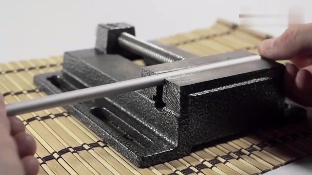 小伙自制金属传动轴,看这架势,这是打算自制模型车的节奏啊