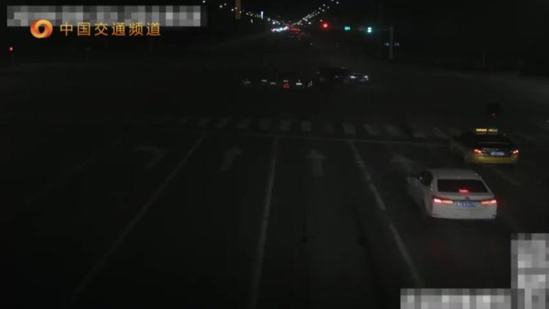 ...而南北方向绿灯刚刚亮起,一辆电动三轮车在闯黄灯通过路口时,刚刚...