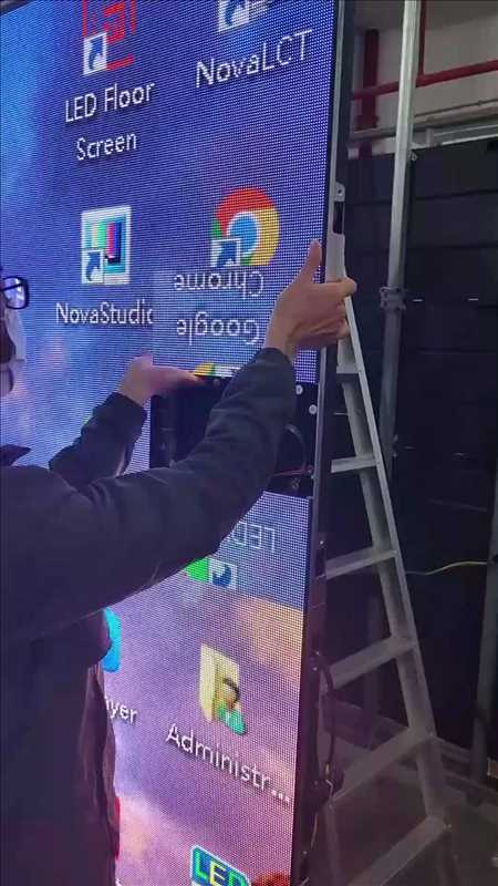 安装LED 显示屏就像积木一样有趣!网友:搁这玩不一样...