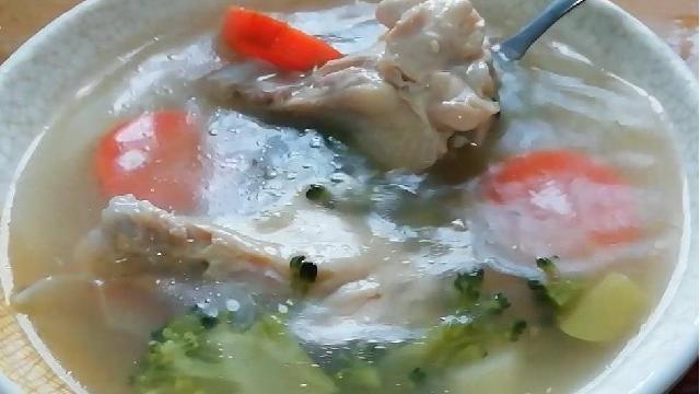 食谱:宝宝辅食土鸡汤,鸡肉鲜嫩,鸡汤鲜美,健脾养胃助消化,孩子爱喝