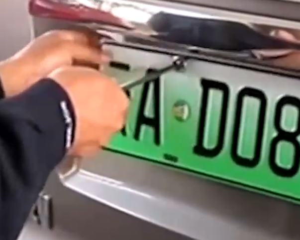 揭秘中国车牌发展史,其中有2个字母被禁用,只因容易跟数字混淆