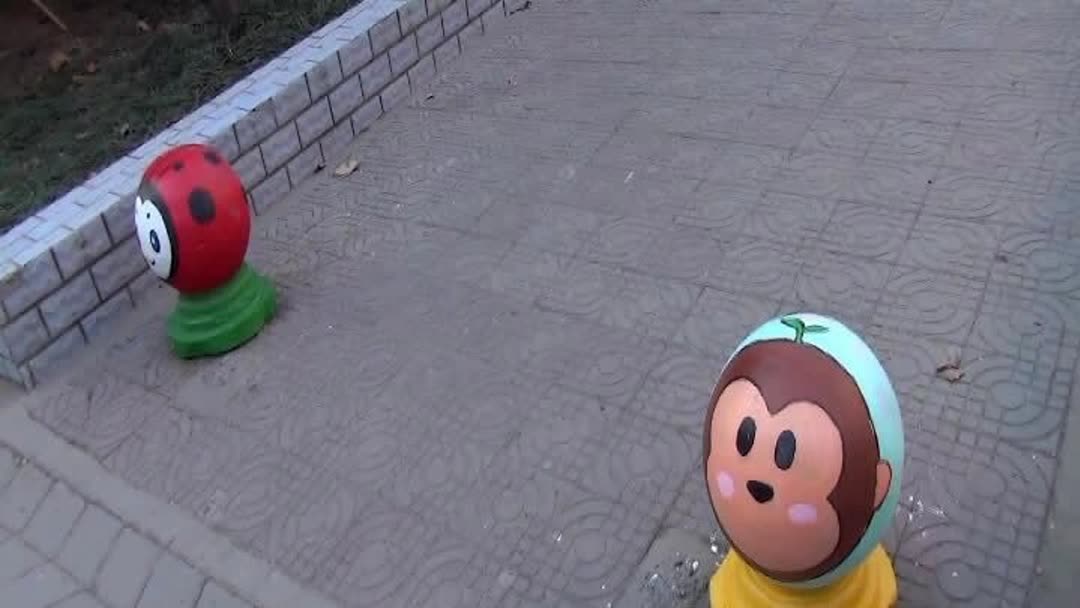 【拍客】大学生石墩井盖上画卡通画成一道校园风景