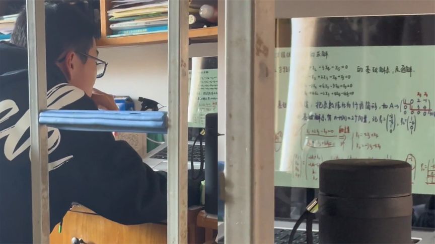 哈工大男生考前1小时临阵磨枪,16倍速学习线性代数,室友傻眼