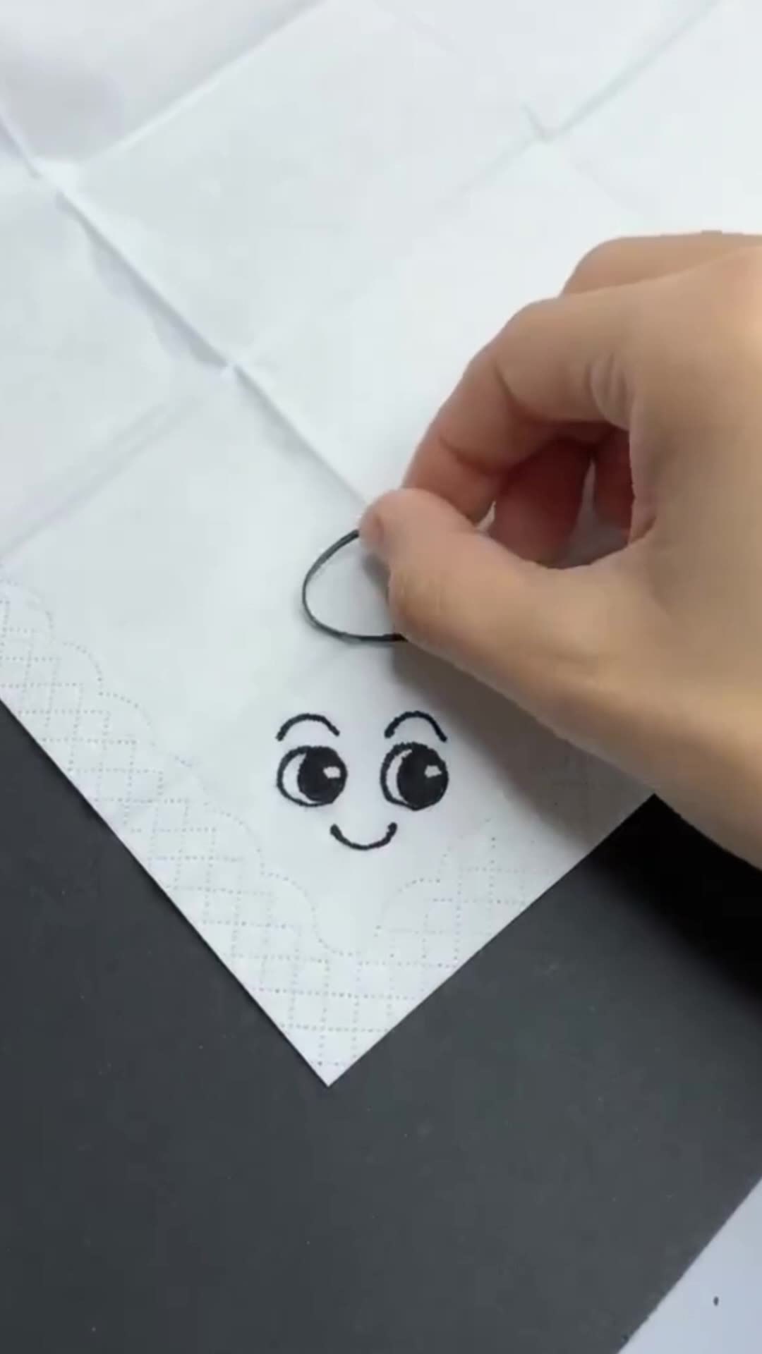 女子用纸巾做出卡塔尔世界杯的吉祥物,这也太厉害了吧