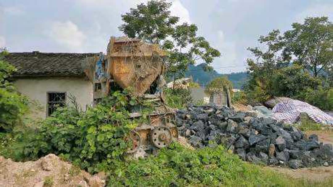 石场工人撞坏水管,村民要20万维修费,年轻老板不做项目也不赔