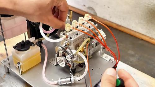 组装直列四缸发动机,零件太多,装错一个就无法启动