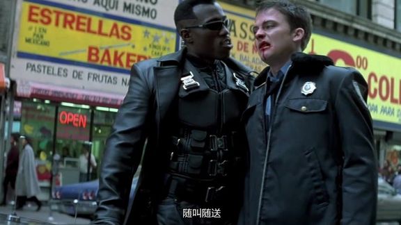 壮汉目无王法居然当街殴打警察,警察被揍的毫无还手之力