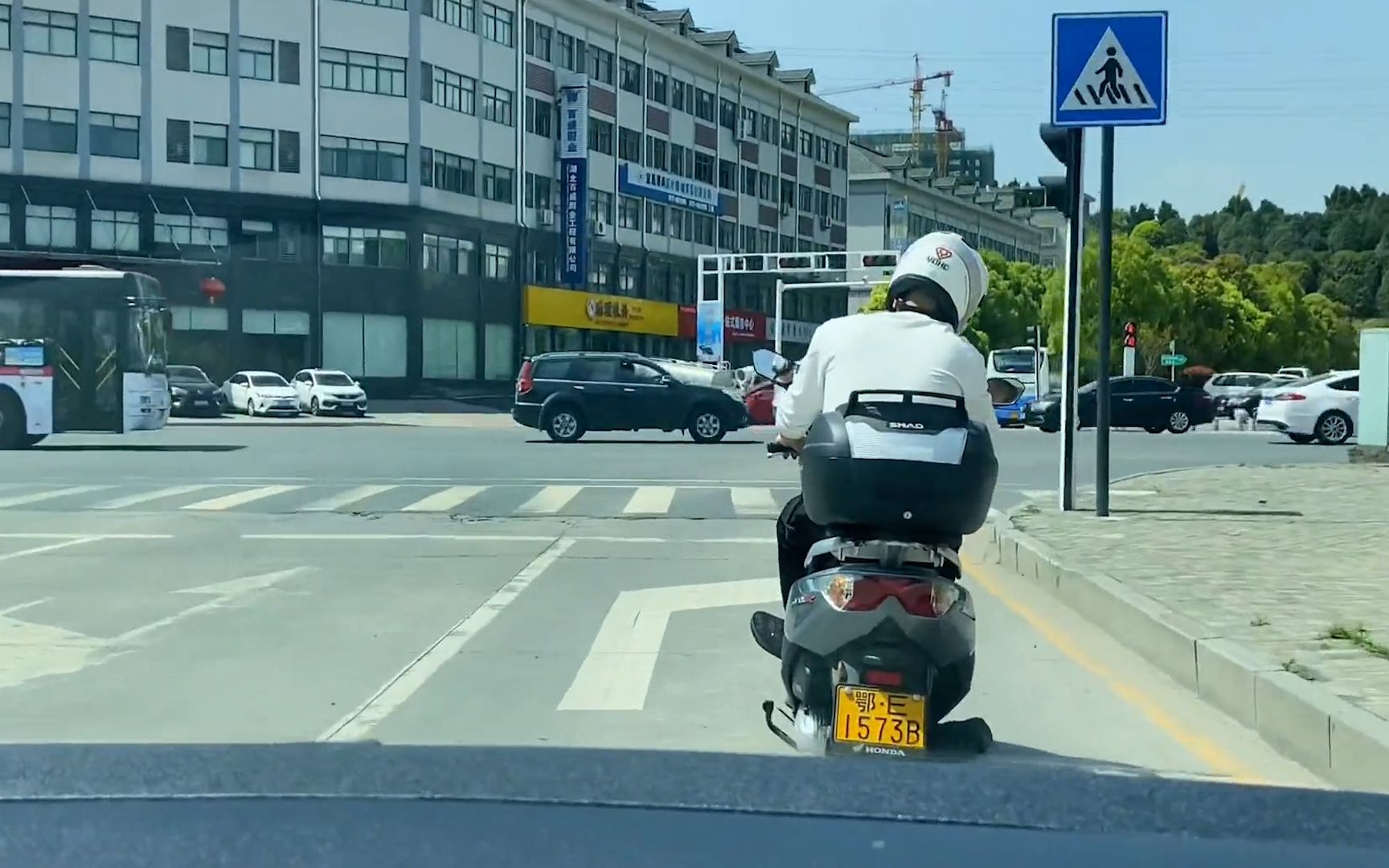 电动车驾驶员突然歪头,后车司机秒Get,网友:配合得不错