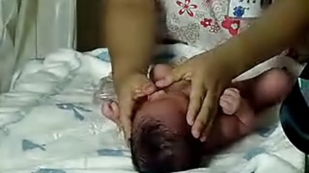 出生第二天的宝宝洗澡视频