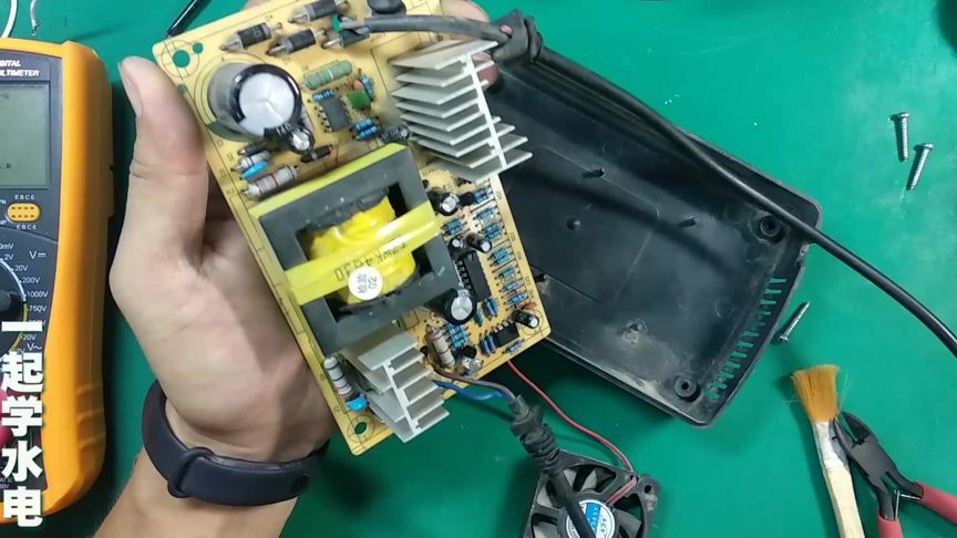 电动车充电器这个故障比较常见,而且多数都是这里问题