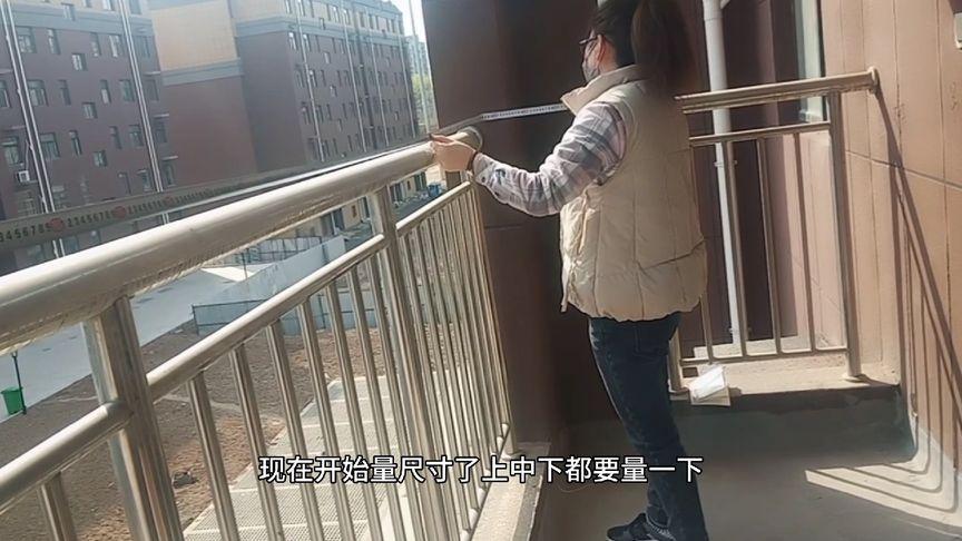 小伙和小姐姐去业主家量窗户,报完价380一平方,大家觉得贵吗?