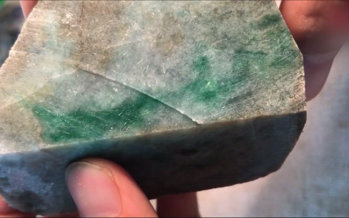 赌石直播:价值3600的翡翠原石,竟切出高品质戒面色,大涨!