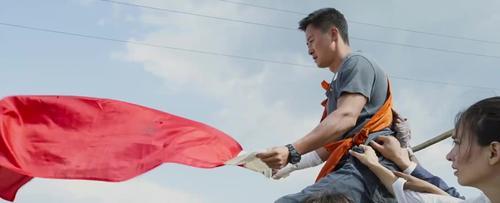 战狼2:王者归来!战狼高举国旗穿过战区,这个护照让人泪目!