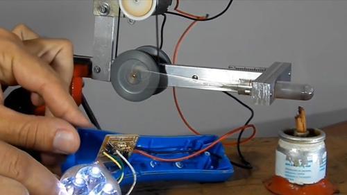 小伙用自制的斯特林引擎模子带动发电机,效果看起来还不错