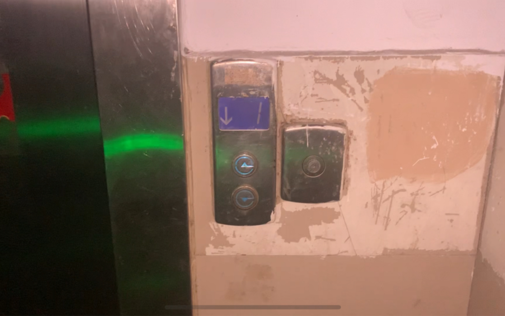 某小区的EXPRESS电梯,外呼非常罕见