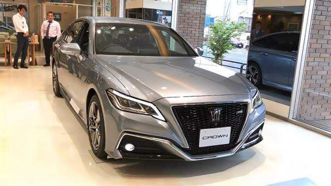 2022款丰田皇冠到店,整车比奥迪A6还漂亮,20万起买不买自己定