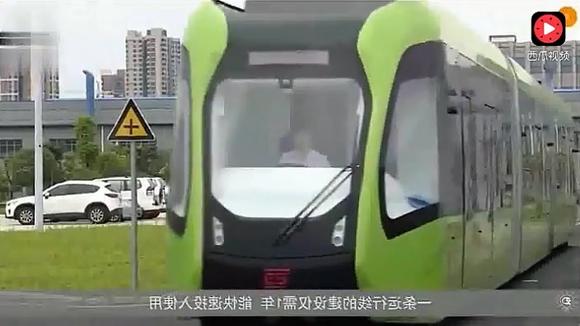 中国造出全球首列“无轨列车”,国外订单暴涨,大马路上都能跑
