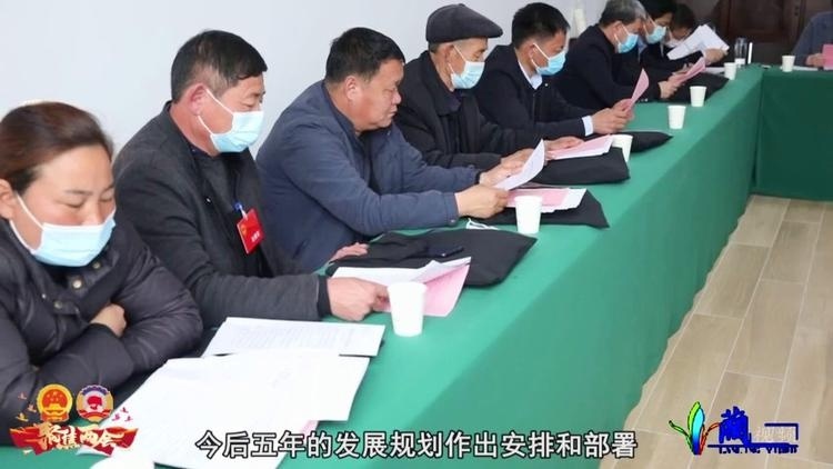 县人大代表满怀激情向大会报到