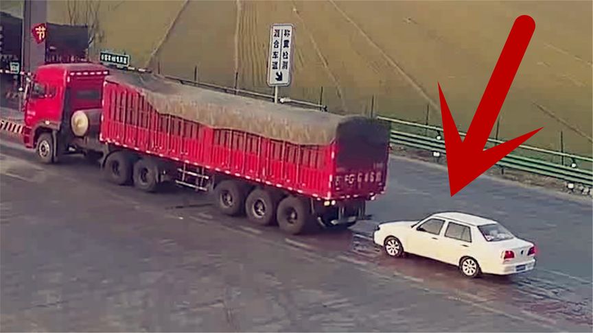 重型半挂车倒车酿“追头”事故!监拍:半挂车倒车 后方轿车遭殃