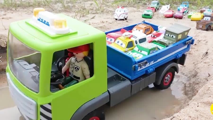 各种闪电麦昆赛车,汽车模型,拖车过河测试游戏