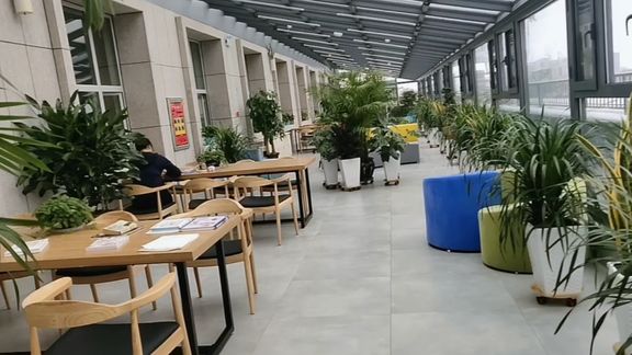 这是免费公共资源,刷身份证就可以读书,一百块押金办卡借两本书