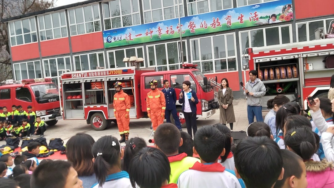 河北省邢台市消防支队开展《消防有爱 书香起航》捐书助学活动