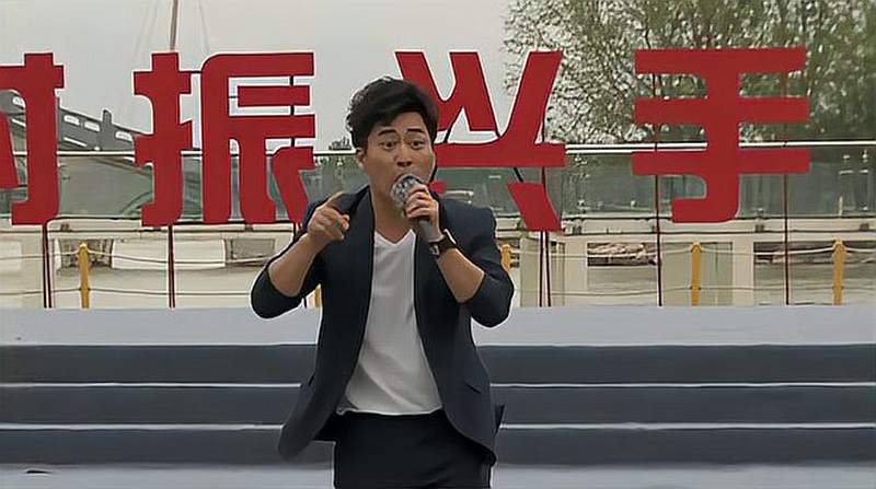 男子传授模仿刘德华、张学友声音诀窍,听着还真像那么回事!