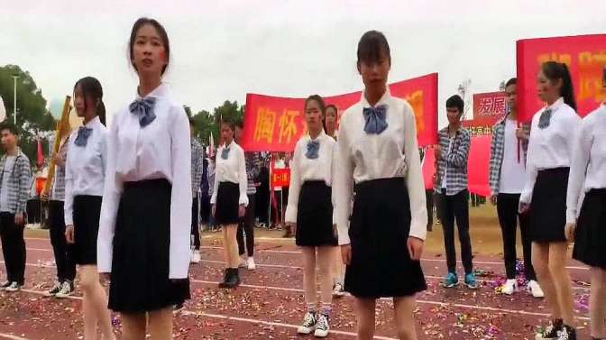 学校的运动会上,精彩的开幕式表演,这个女生太可爱了!