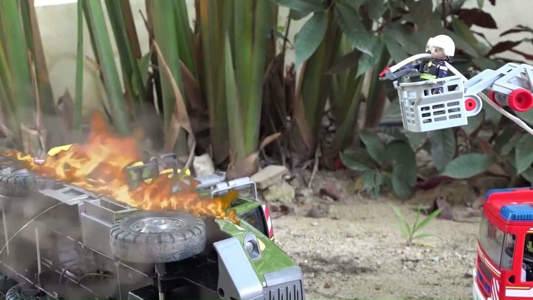 蛋蛋户外工程 第29集 相撞起火消防相助