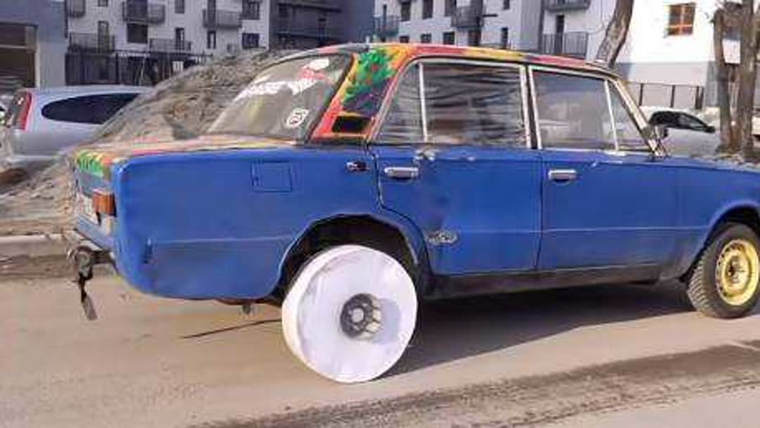 外国汽车改装达人,用纸造出了个轮胎,开着上路还能漂移!