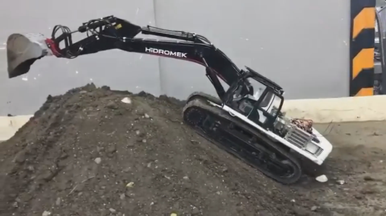 RC挖掘机模型演练,当机械臂伸出来时,那叫一个霸气