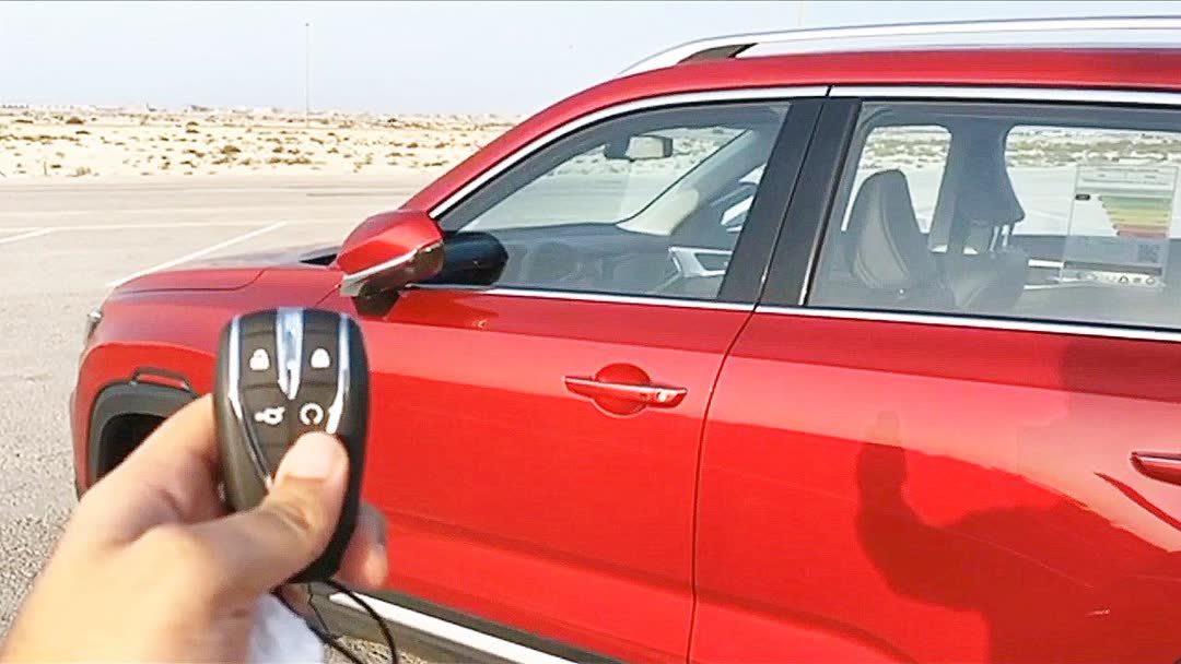 夜晚试驾2020款长安CS35Plus,按下钥匙打开车门,惊艳一幕上演