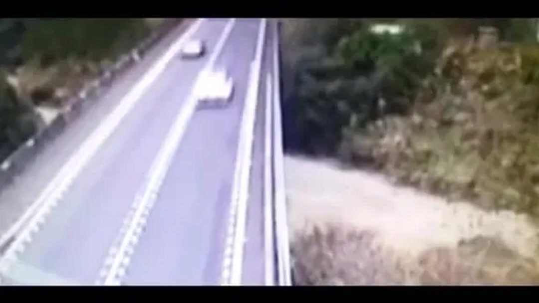 因系安全带,车辆翻滚数十圈也没事!#交通安全 #交通事故