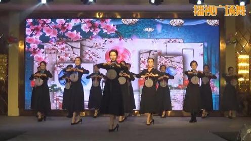...b>旗袍协会年汇演--团扇秀