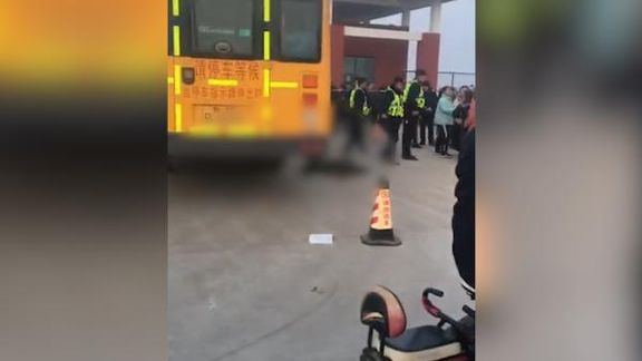 13岁中学生校门口被校车撞倒身亡