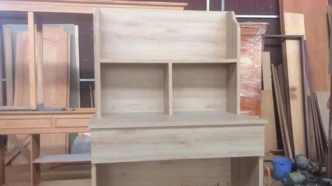 家具厂实拍:看一天300的木工怎样打造实木书桌,技术好精湛