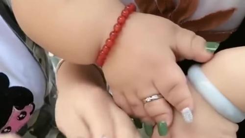 第一次见这种小手,还问我她合适什么格式的甲片,这该让我若何答复?