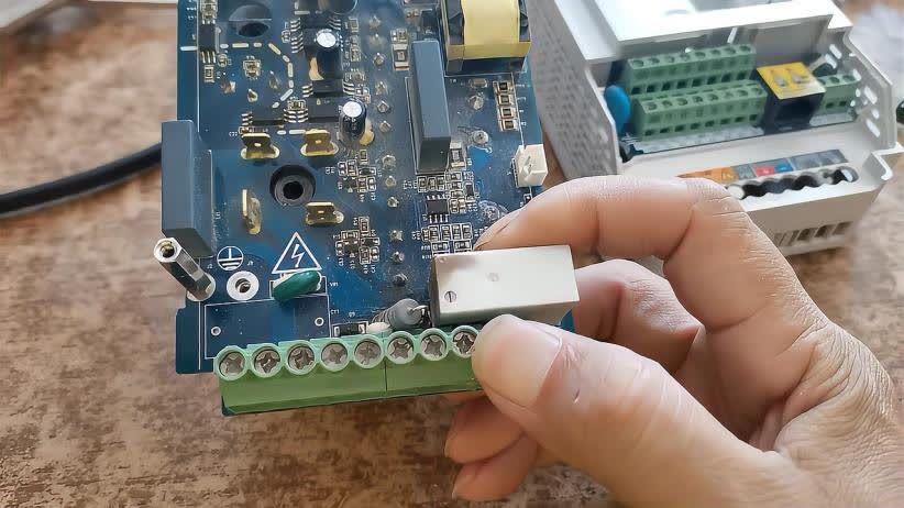 今天教大家维修变频器