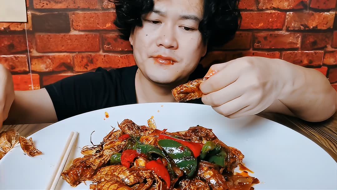 私房菜馆的招牌辣炒皮皮虾,不容错过
