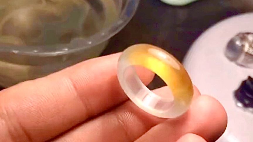 变废为宝的复杂加工过程,飘黄翡翠戒指制作